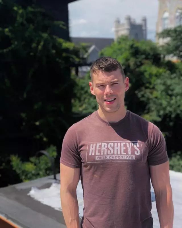 寸頭肌肉大胸肌sense8的男星Brian，在《Attitude》中出櫃了！ | 哈利男孩