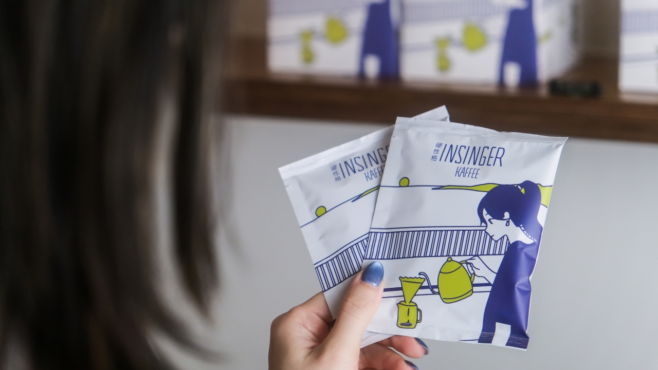 為什麼濾掛咖啡外袋會「鼓鼓的」？——硬性格完整解析：新鮮烘焙 × 厚實新包材 × 未來優化 | InsingerKaffee 硬性格咖啡