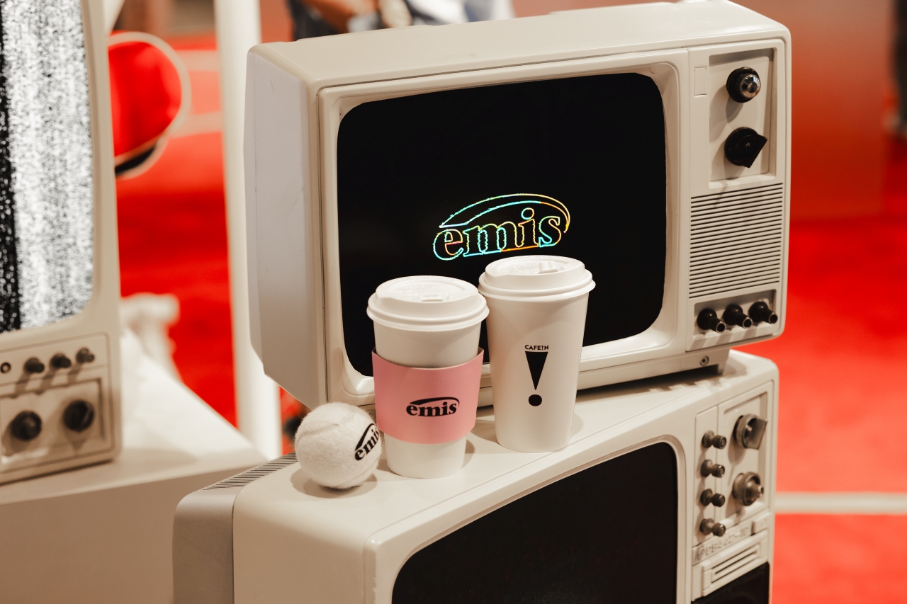 跨界聯名 / 攜手韓國火紅潮流品牌 emis 時髦粉紅 !SLAND 5.17 降落台中勤美 | CAFE!N