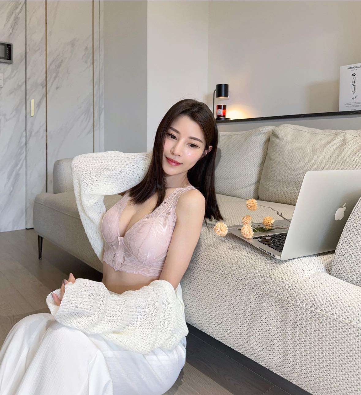 【芙蘿拉絕美蕾絲石墨烯前拉鍊無鋼圈內衣】Penny Ho💋沒別人的話就享受只穿內衣ㄉ小小解放💋 | SiOHER