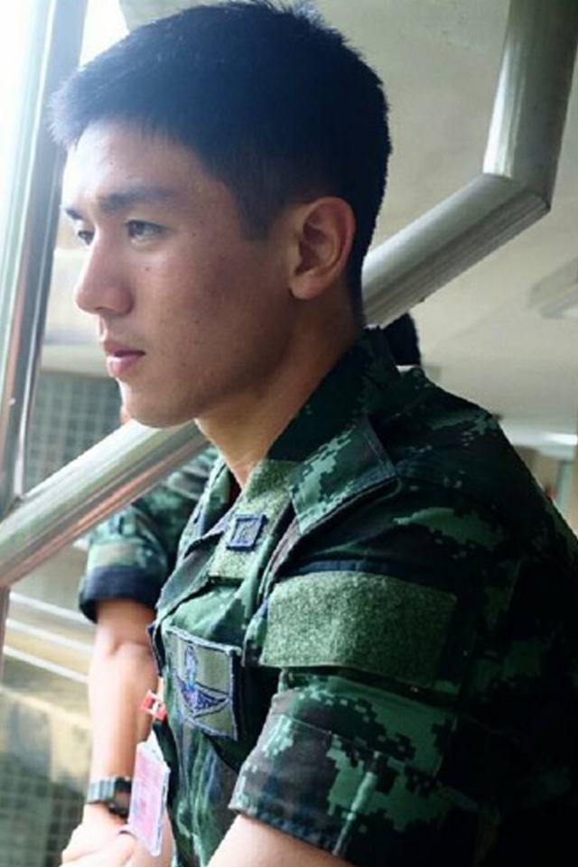 制服誘惑🇸🇬星國肌帥鮮肉軍 | 哈利男孩