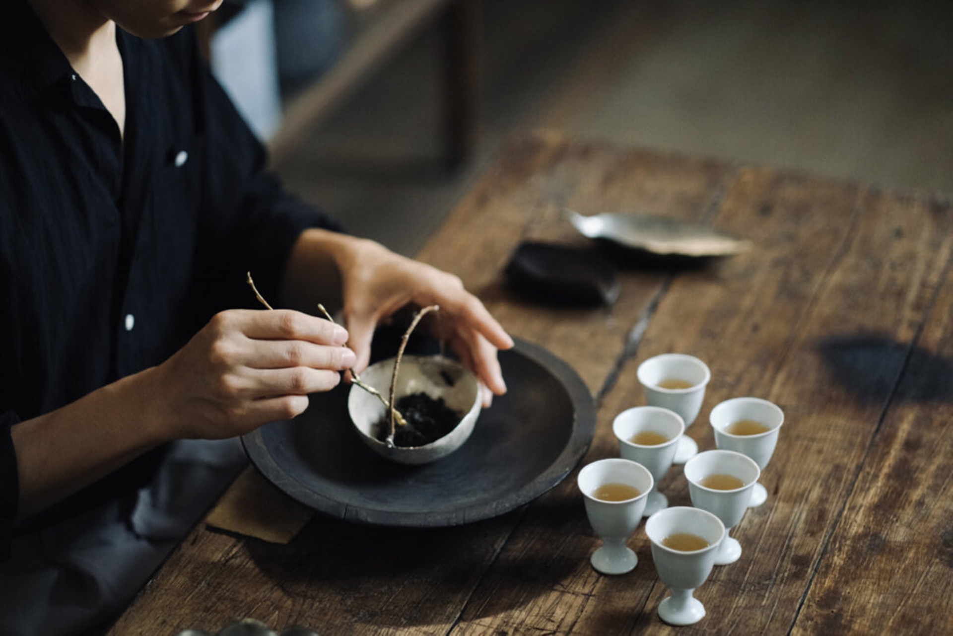 在草木之間沏一壺茶｜蘇健霖 | 金工藝術家 | 伊日生活 YIRI LIVING